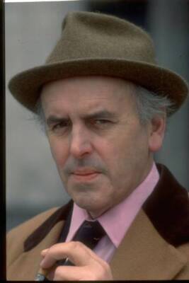 Actor George Cole as Arthur Daley on the set of Minder circa 1982 Old ...