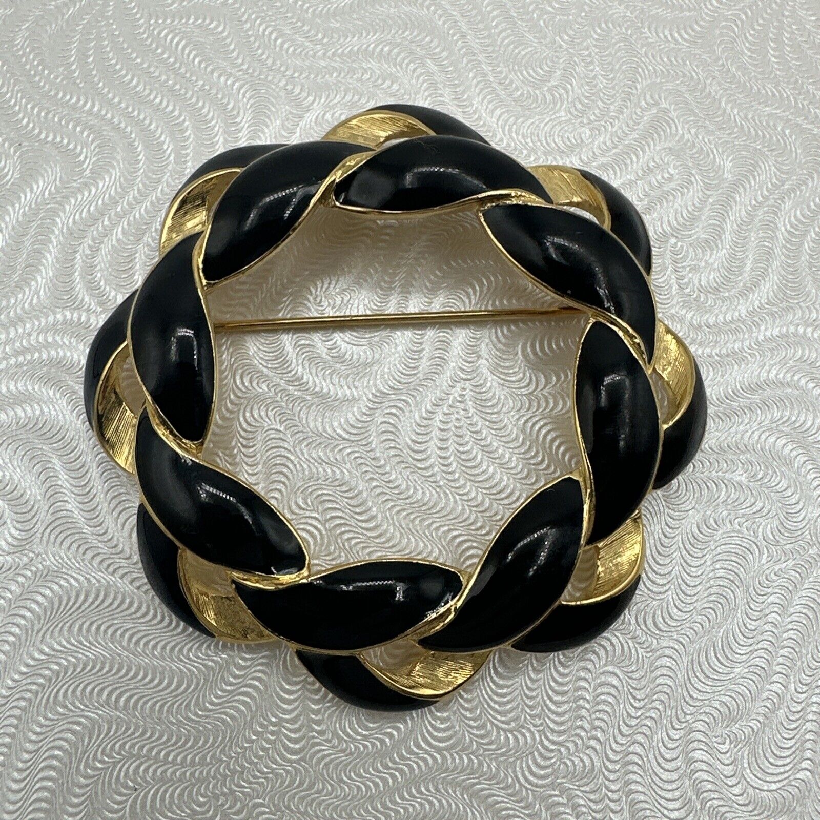Vintage Trifari Black And Gold Circle Brooch 514 Gem