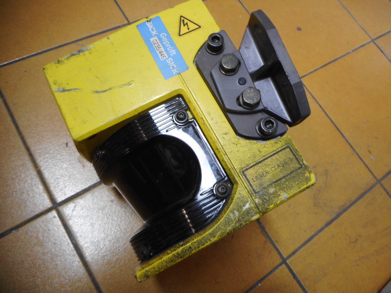 SICK PROXIMITY LASER SCANNER -- PROGRAMMABLE SAFE ZONES -- PLS101-312 ...