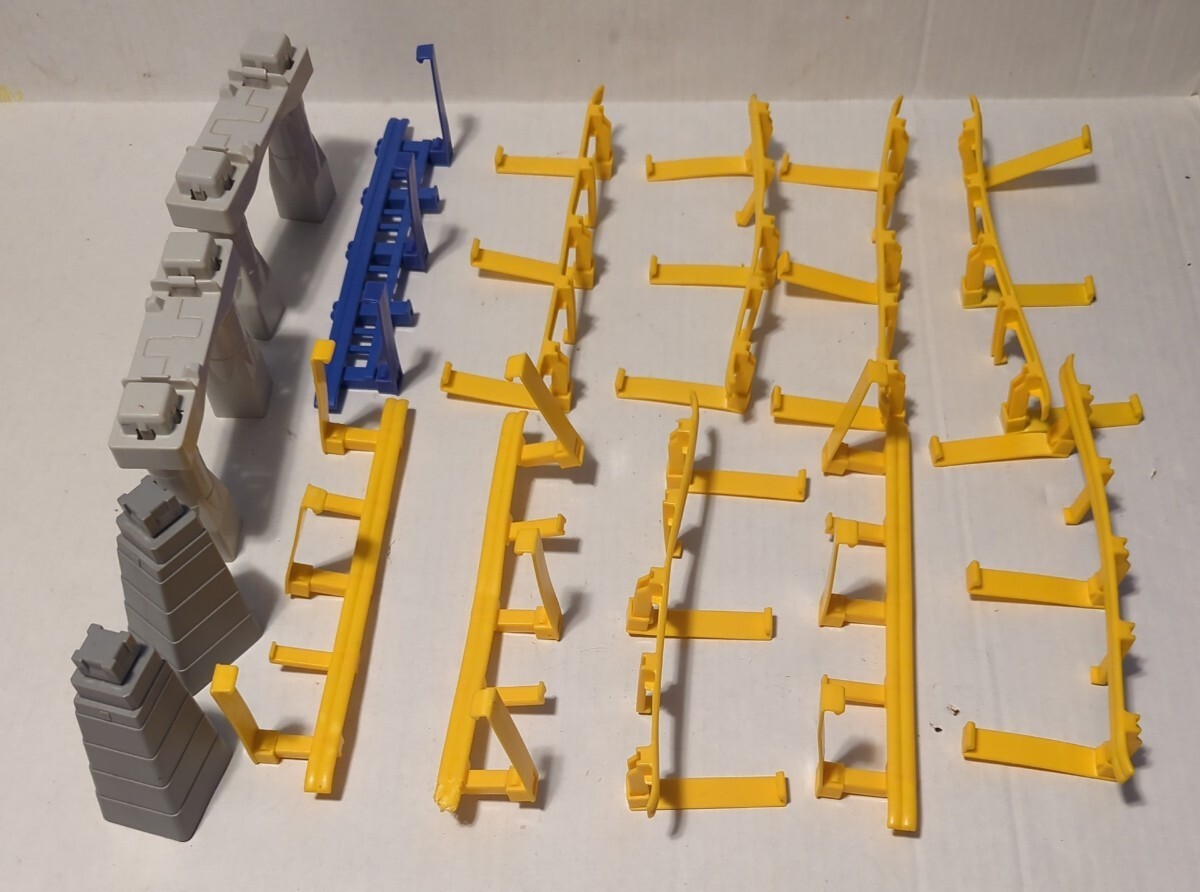 Lot of 14 Fisher Price Geotrax Yellow Purple 10" Guard Rails Pillars ...
