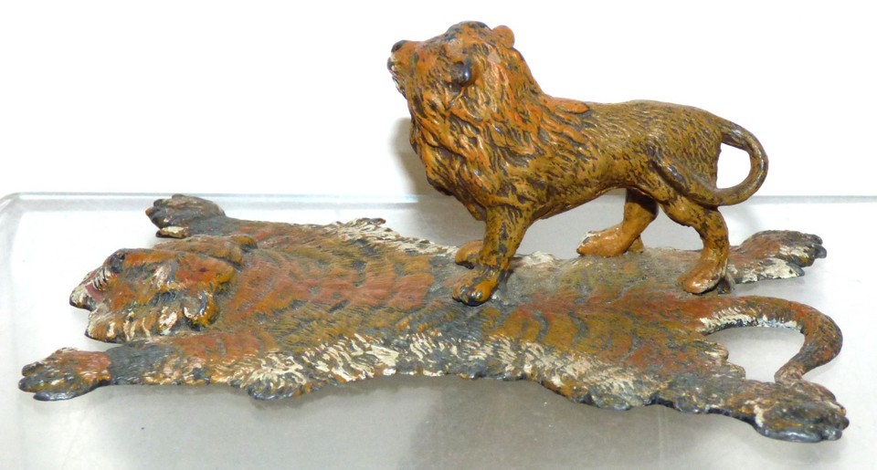 CS01 Georg Heyde. 1930s Lion on Tiger Rug knick-knack. Rug 125mm long ...