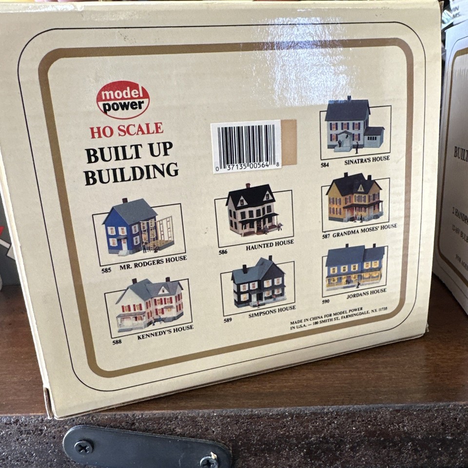 Model Power 564 HO Scale Built Up Redwood Station Lighted with Figures ...