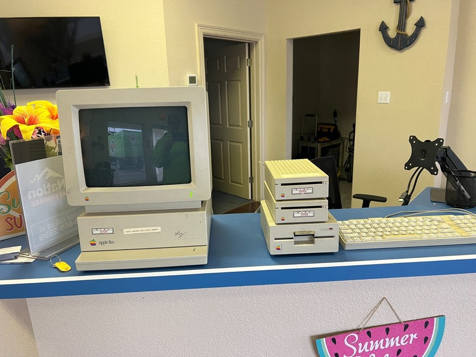 Apple IIGS Computer with working RGB monitor, keyboard, mouse, and ...