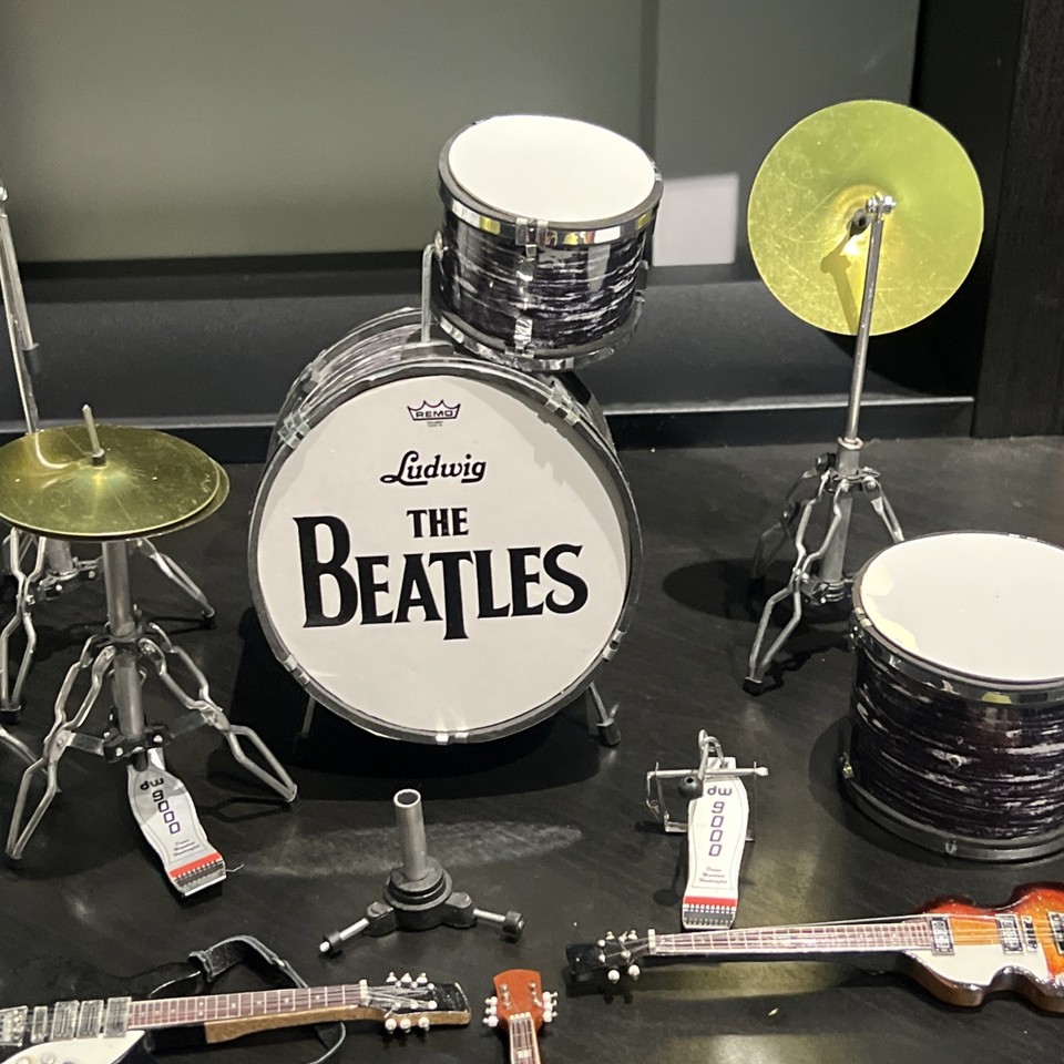 RINGO STARR Beatles Ludwig Miniature DrumSet Drum Set & Guitars ...