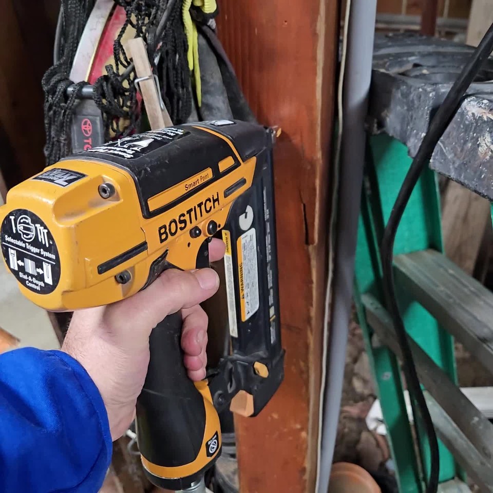 Bostitch BTFP12233 Smart Point 18-Gauge Brad Nailer Pneumatic Nail Gun ...