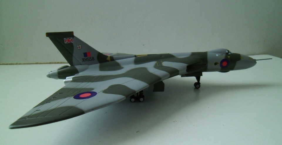 CORGI AA48303 MILITARY AIR POWER AVRO VULCAN B2 XH558 BRUNTINGTHORPE 1: ...