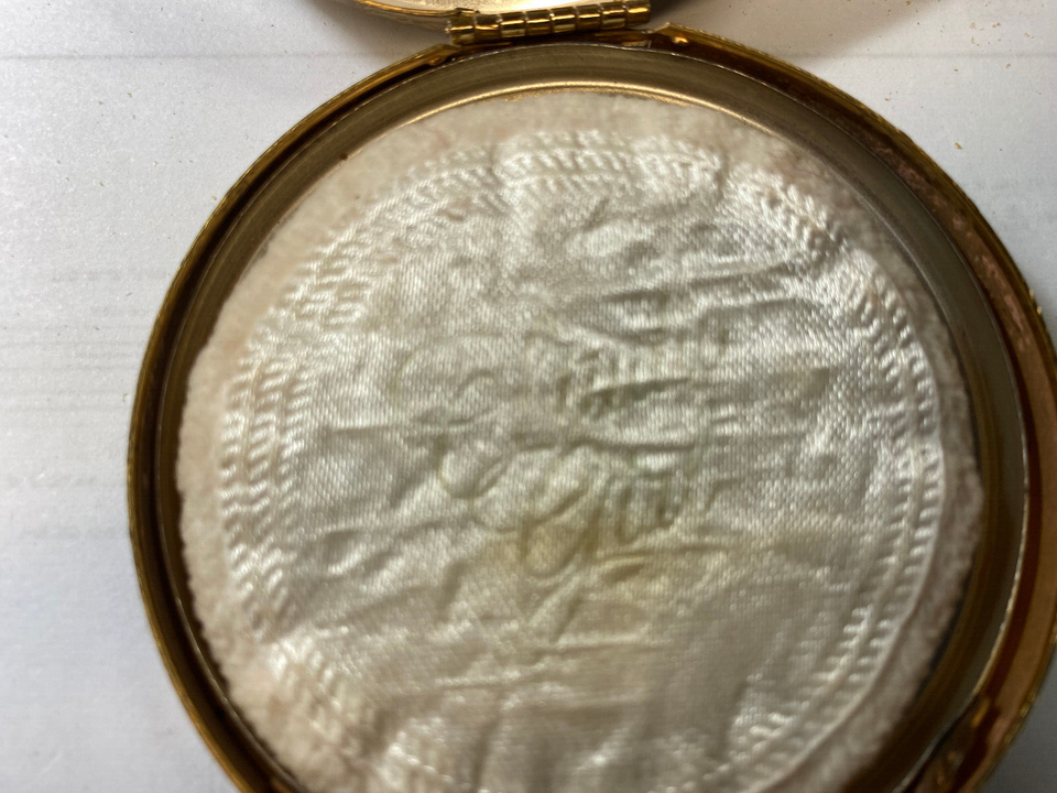 VINTAGE STUDIO GIRL COMPACT GOLD TONE W79 | eBay
