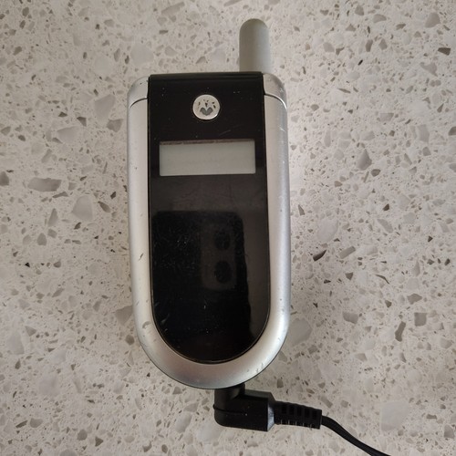 Vintage 2004 Cell Phone Motorola V180 FLIP PHONE with Charger Antique ...