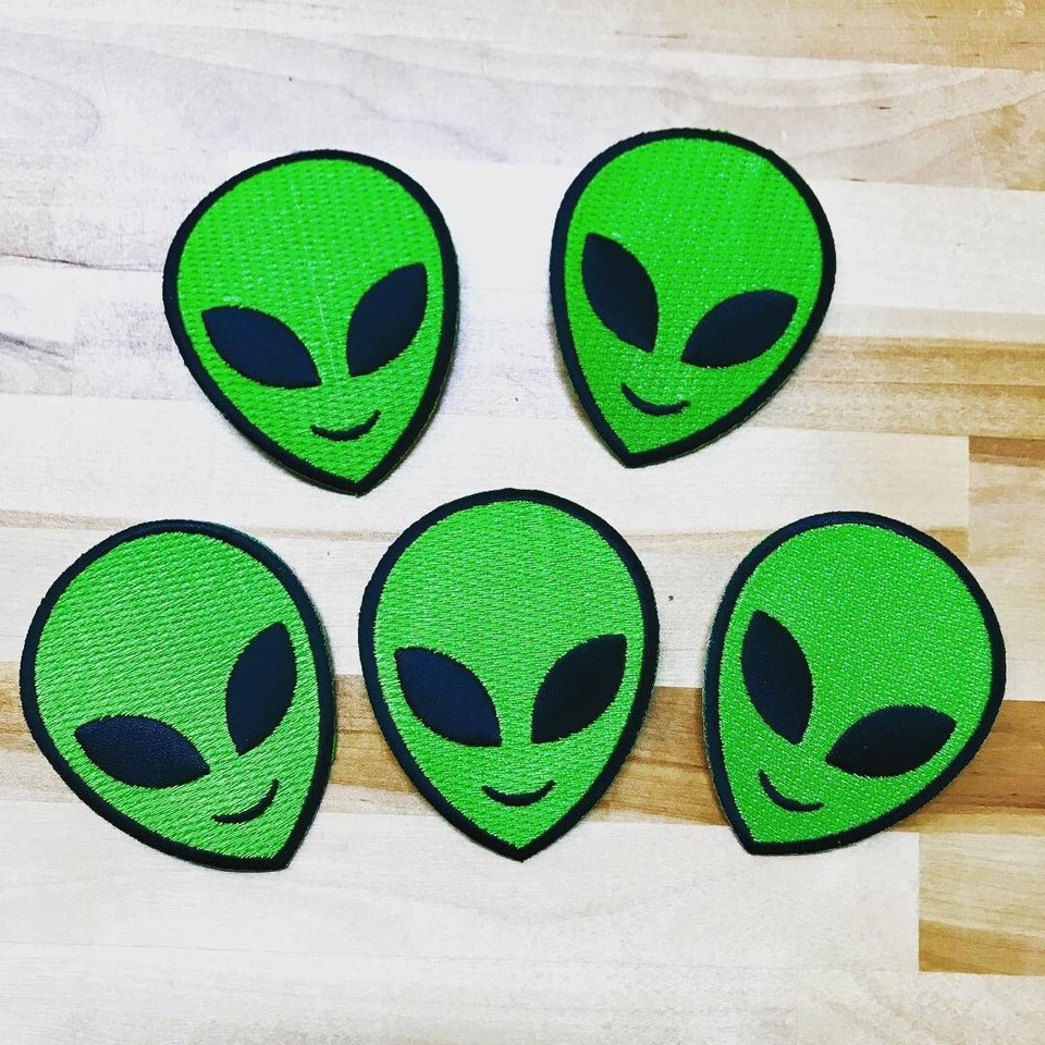 GREEN SPACE ALIEN HEAD PATCH iron-on embroidered EXTRATERRESTRIAL AREA ...