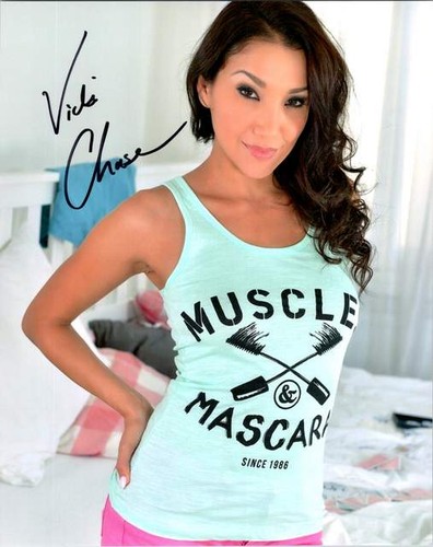 Vicki Chase signed model 8x10 Photo -PROOF- -CERTIFICATE- (A0034) | eBay