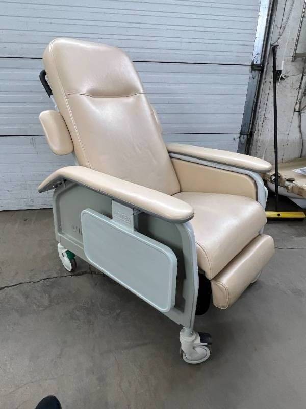 BARELY USED LUMEX Delux Medical Clinical Care Chair Recliner | eBay