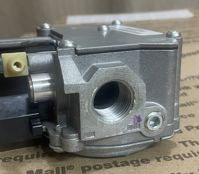 White-Rodgers 36J24-510 Combination Gas Valve Carrier - Black/Silver ...