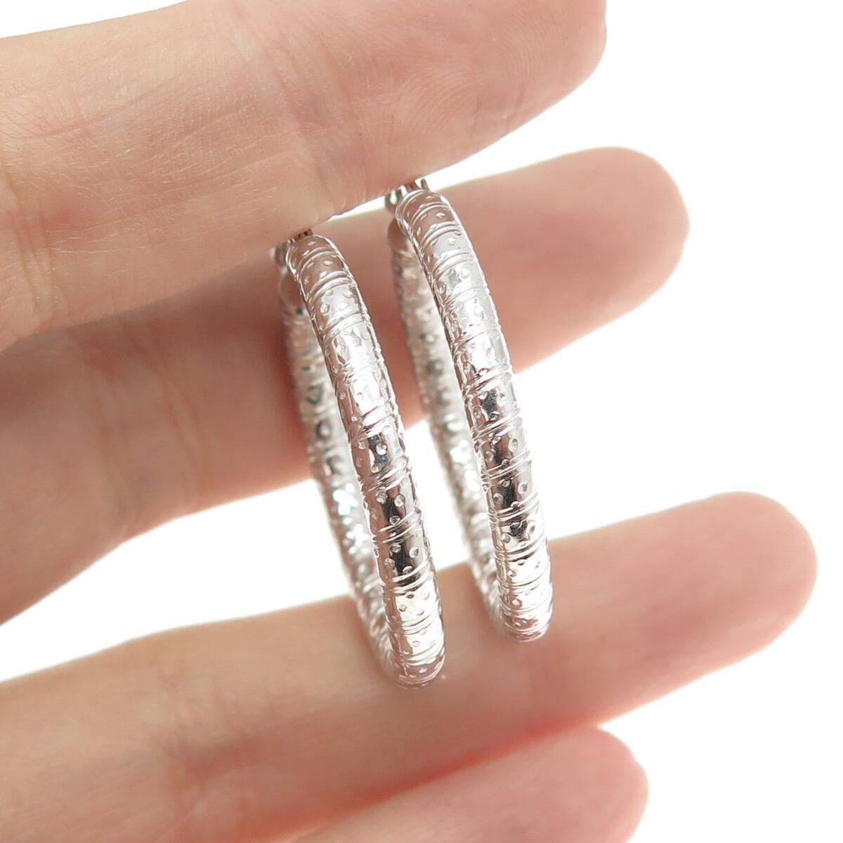 925 Sterling Silver Modernist Dotted & Ribbed Hoop Ea… - Gem