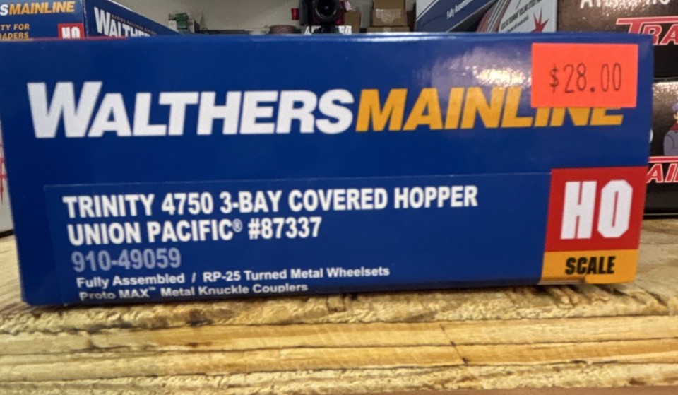 Walthers Mainline Trinity 4750 3-Bay Covered Hopper Union Pacific HO ...