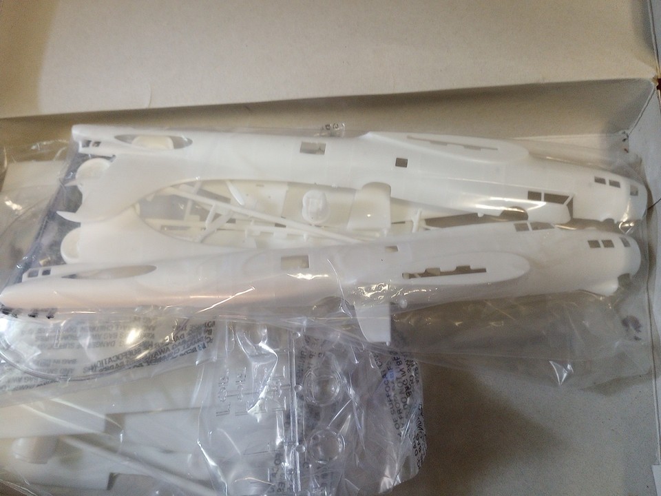 Lindberg B-17G Flying Fortress Kit # 75309 Parts Factory Sealed 1:64 ...