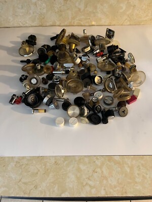 HUGE LOT OF VINTAGE RADIO / TELEVISION KNOBS VARIOUS STYLES AND SIZES ...
