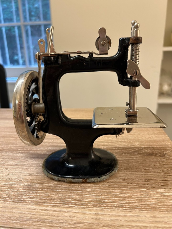 Vintage 1920s Singer Model 20 Toy Sewing Machine - 7-Spoke Spiral Wheel ...