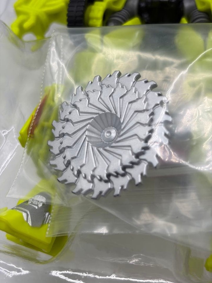 Takara Tomy Studio Series Ratchet Transformer Yellow Figure with Weapon ...