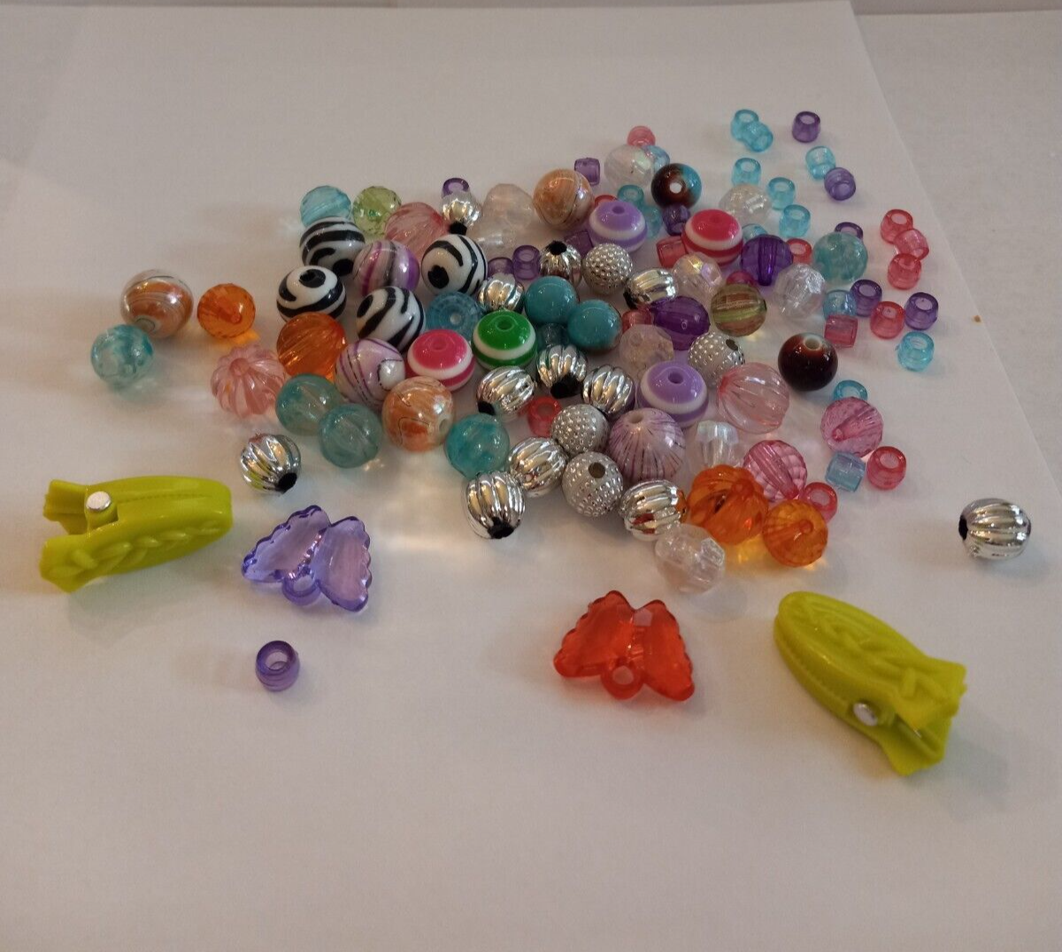 CRAFT PLASTIC BEADS ASSORTED LOT OF 30 OR MORE +2 MINI SPRING CLIPS ...