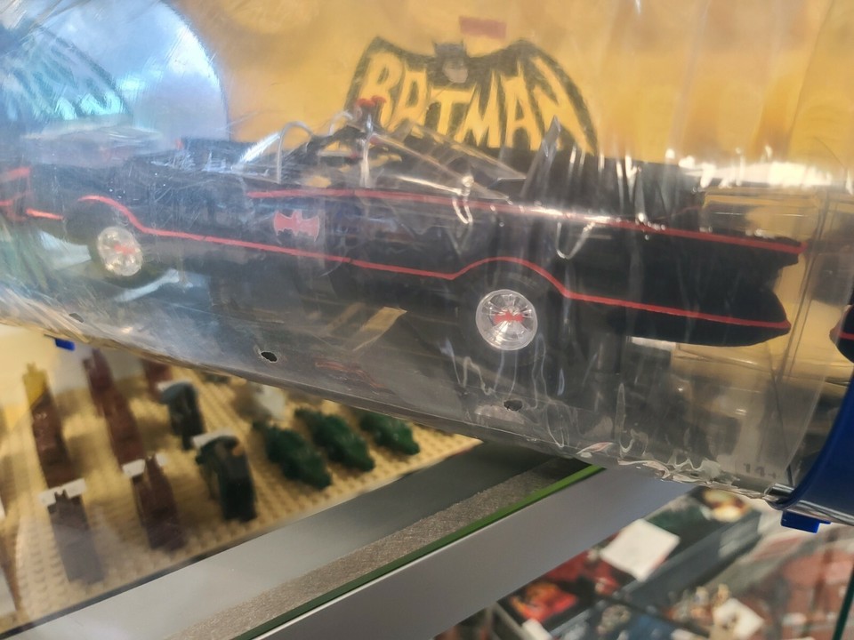 SDCC Hot Wheels 1:18 1966 BATMOBILE (Flocked) Classic TV Series ...