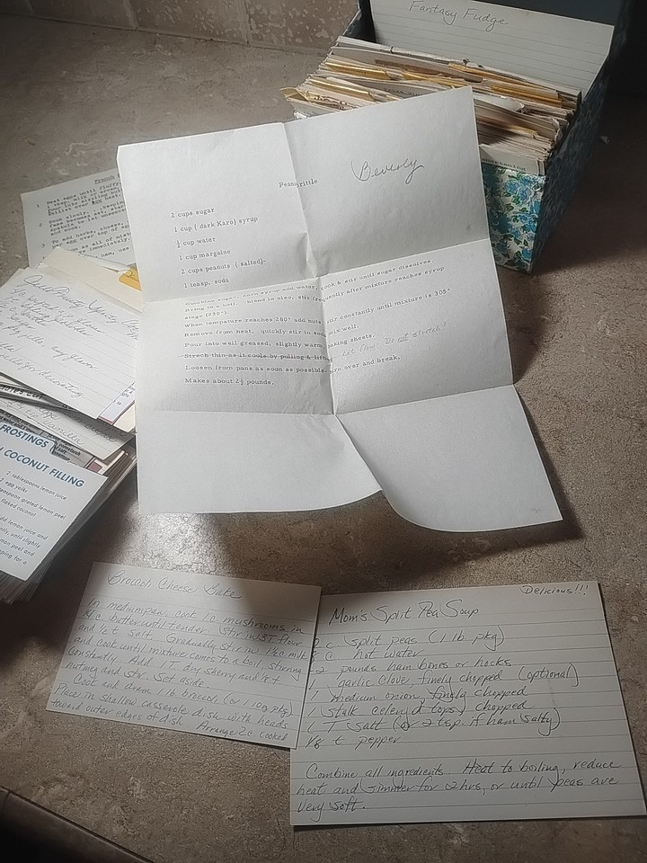 Vtg Recipe Box with lots of Typed Hand Written And Newspaper Clippings ...