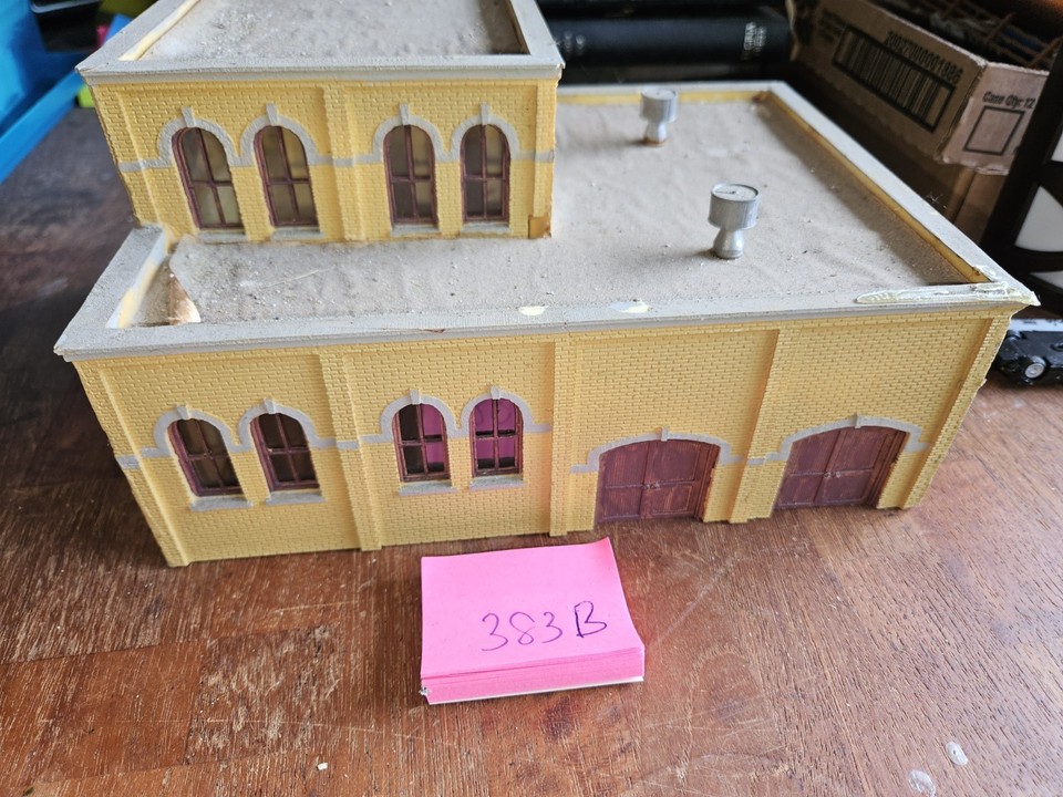 WAREHOUSE WITH LOADING DOCKS, HO SCALE, ROOF NEEDS REPAIR, SOLD AS ...