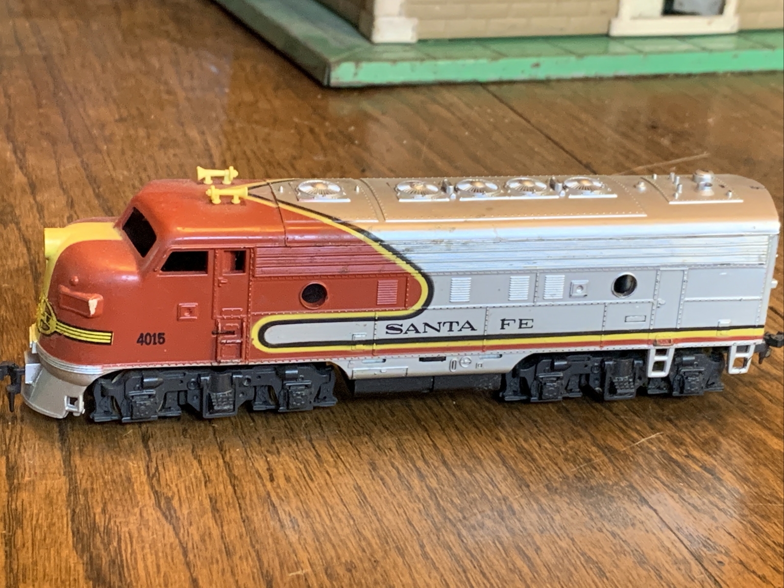 Tyco Mantua HO Santa Fe EMD F9 4015 Powered w/ Lights Tested Works | eBay