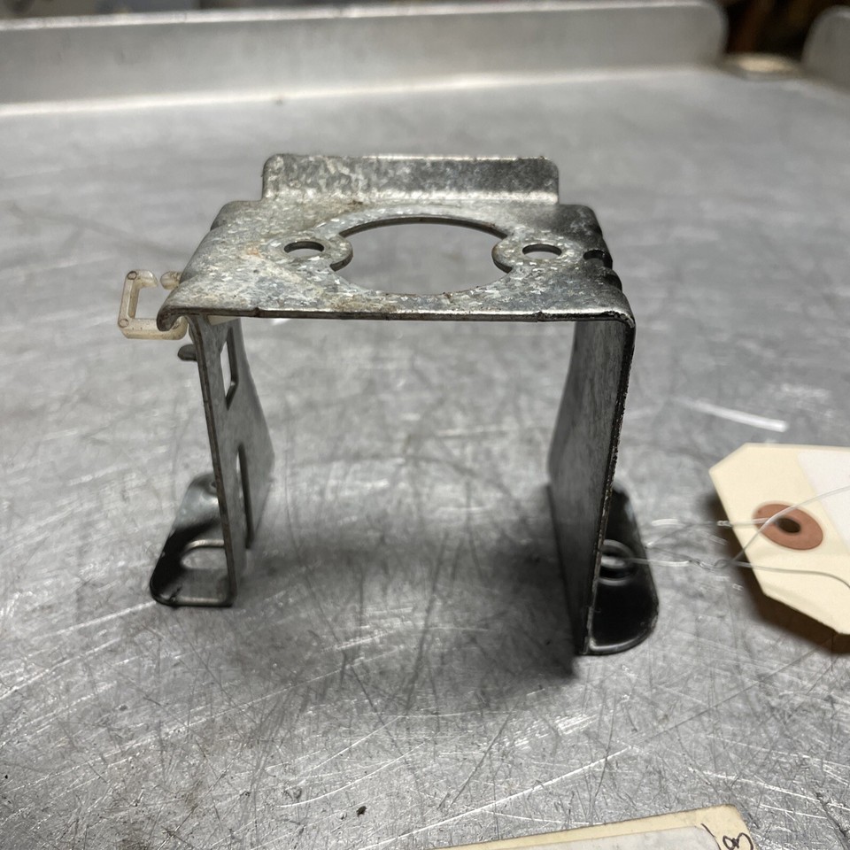 OEM GOOD USED BRIGGS 500E SERIES 140CC CARBURETOR MOUNT BRACKET 593330 ...