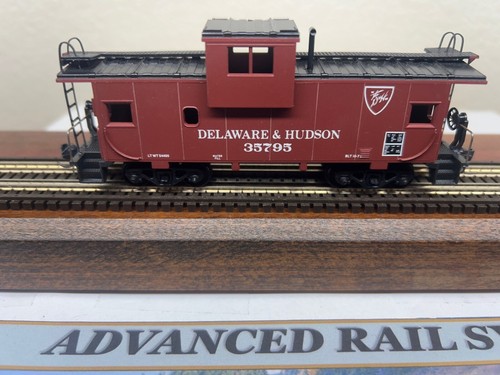 DELAWARE & HUDSON WIDE VISION CABOOSE - HO Scale " D&H "- DISPLAY RTR ...