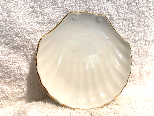 White Porcelain Scallop Shell Shape Soap Trinket Dish 4" x 4" Gold Trim ...