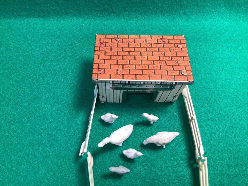 VINTAGE MARX FARM PLAYSET CHICKEN COOP WITH FENCE AND CHICKENS | eBay