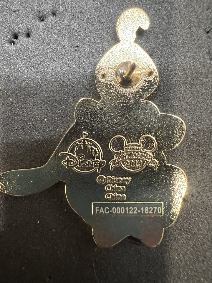 Disney pin 144078 Aladdin Prince Ali Oh My Disney crossed legs yellow ...