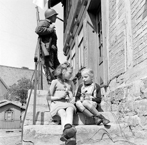 WW2 Photo WWII US Soldier German Children Harz Mountains Germany 1945 / ...