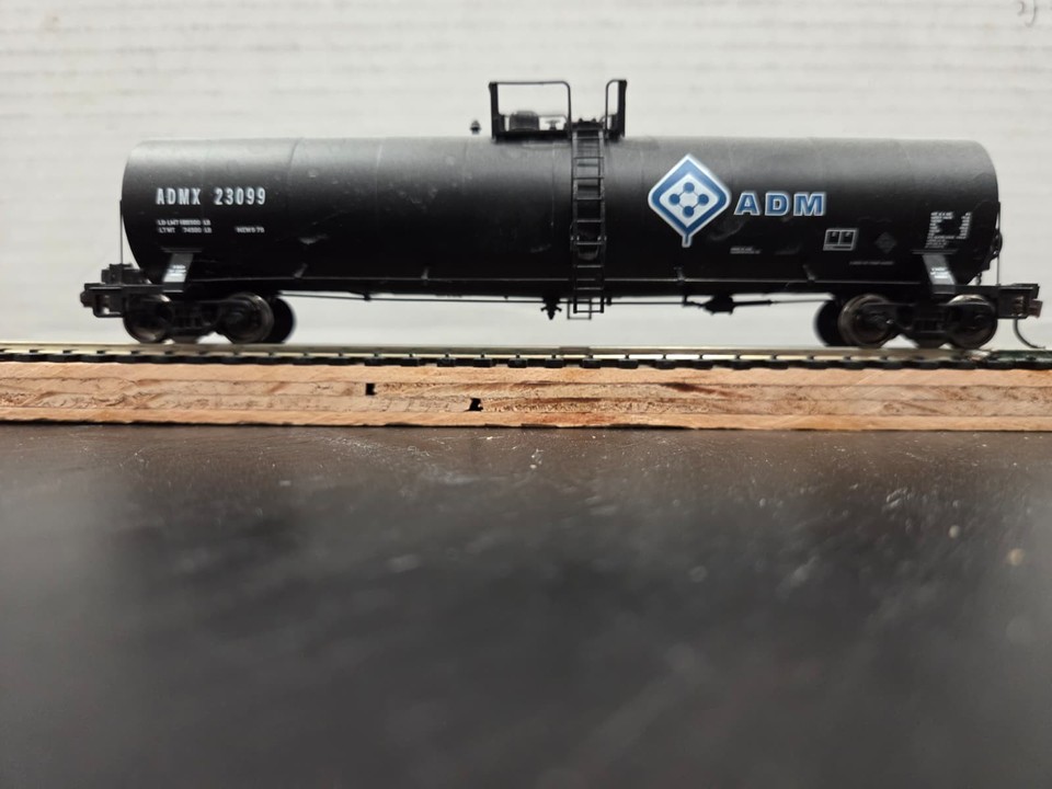 HO Atlas Master Line ACF 23,500‑Gallon Tank Car – ADM “Molecule” (ADMX ...