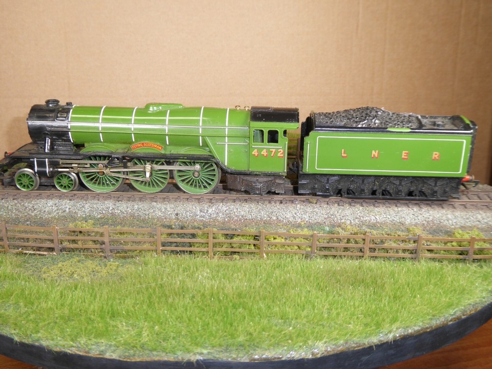 Hornby 00 Gauge LNER Class A3 4-6-2 Steam Loco/Tender 4472 LNER Lined ...