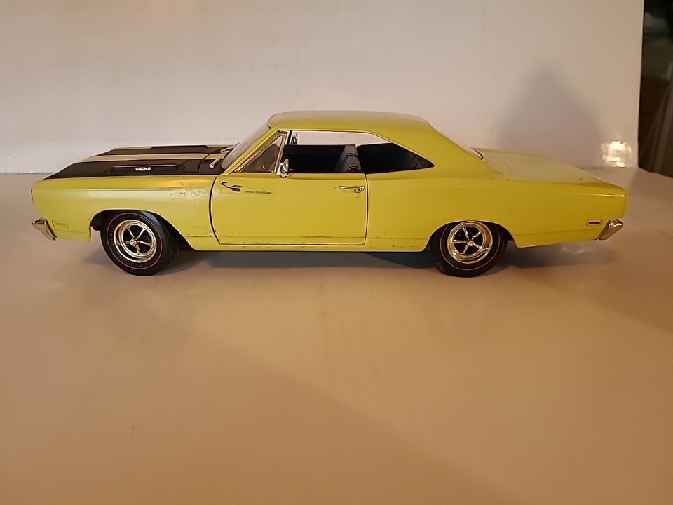 1969 Plymouth Road Runner Yellow Ertl American Muscle 1:18 Diecast ...