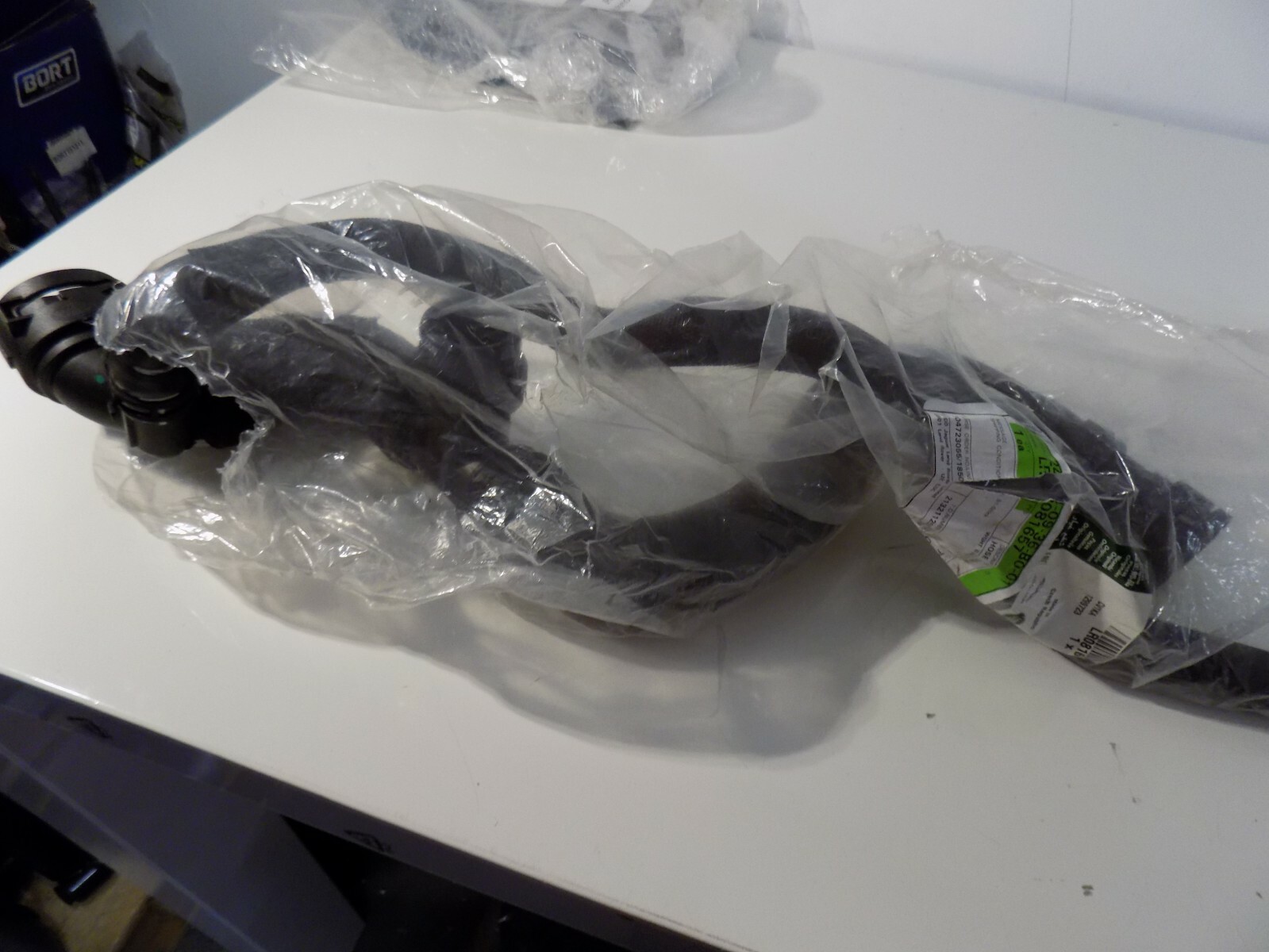 OEM Land Rover Discovery L462 Upper Radiator Coolant Hose LR081657 ...