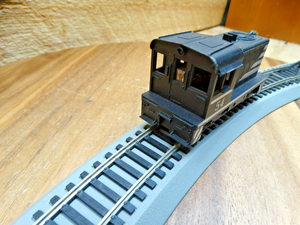 AHM HO Scale Diesel Electric Locomotive Dock Side Switcher Engine 54 | eBay