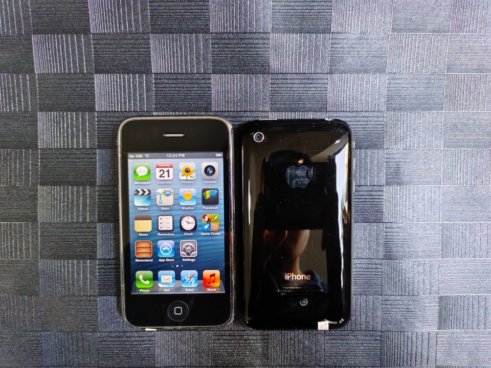 Apple iPhone 3GS (iPhone 3rd gen) 8/16/32GB Black/White UNLOCKED Good ...