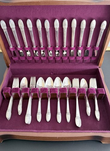 1847 Rogers Bros “First Love” Silverplate Flatware Set 60 pcs w/Chest ...