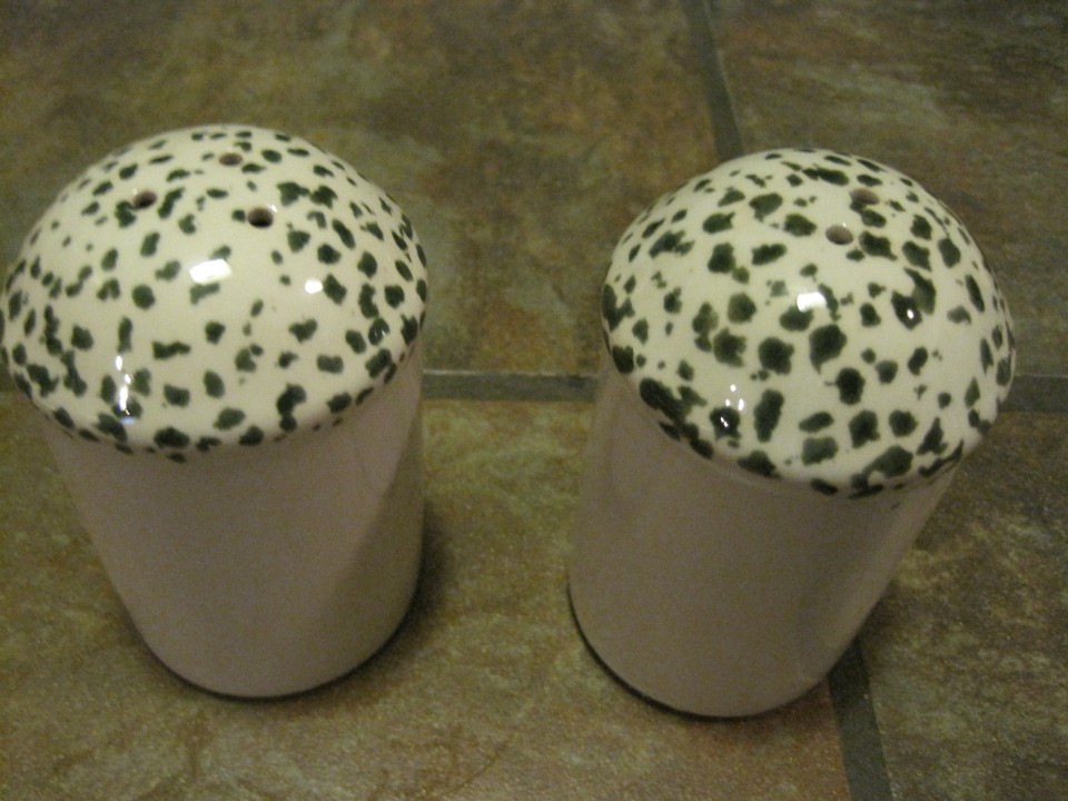 WE CAN BUILD A SNOWMAN ~ SALT & PEPPER, NICE TOUCH FOR THE WINTER TABLE ...