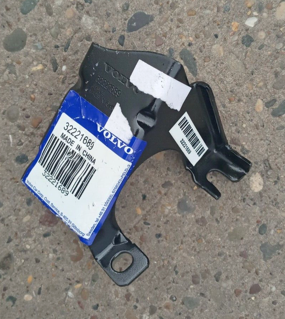 Volvo XC40 2017 Right Rear Bumper Spoiler Bracket Support Trim 31407968 ...