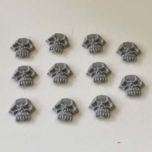 OOP Warhammer Fantasy Orcs and Goblin Fanged Skull Shield Emblems x11 ...