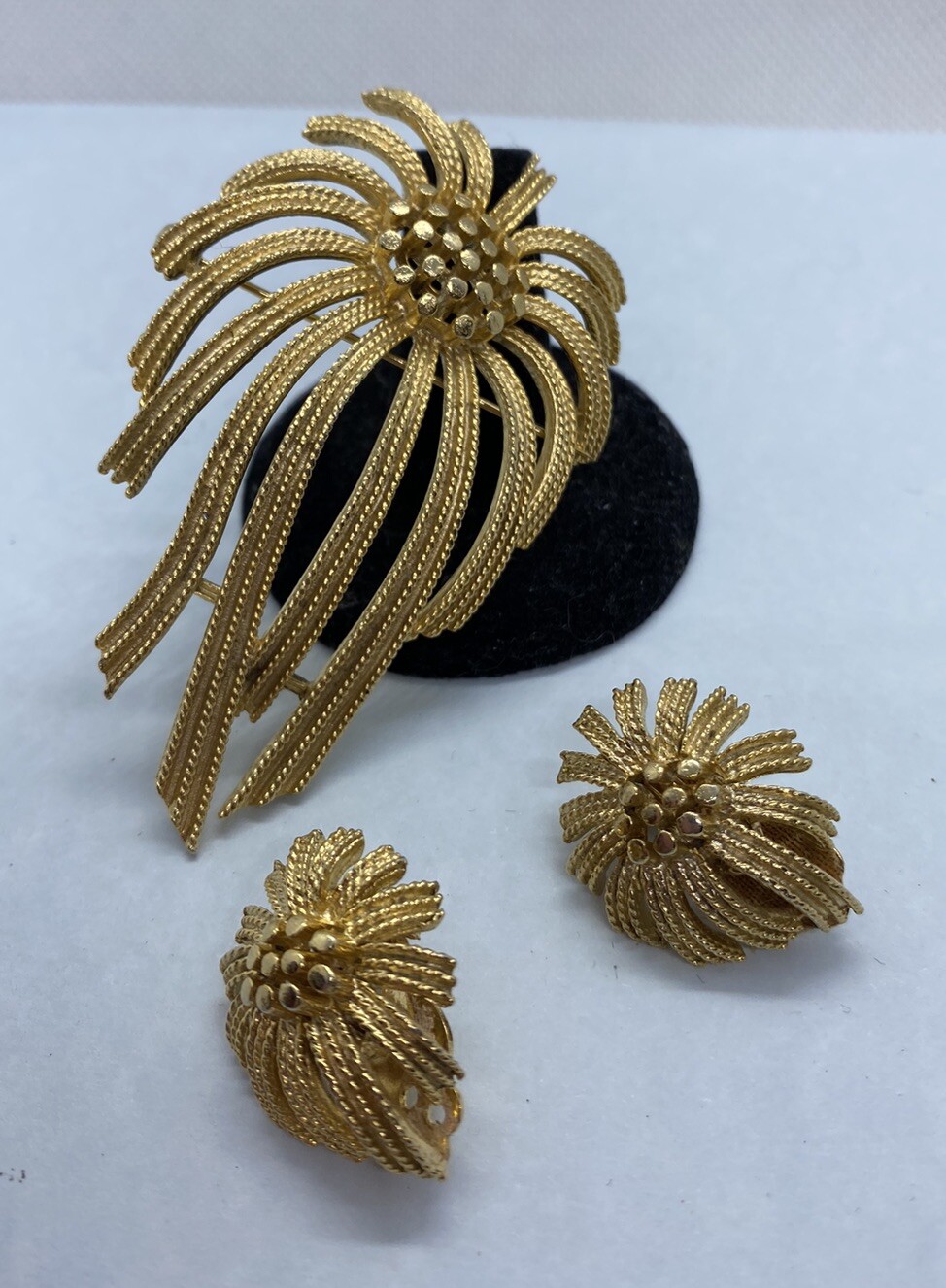 Vintage Lisner Brushed Gold Tone Brooch and Earring S… - Gem