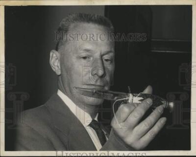1964 Press Photo Troy, New York Police Detective Bernard Madsen with ...
