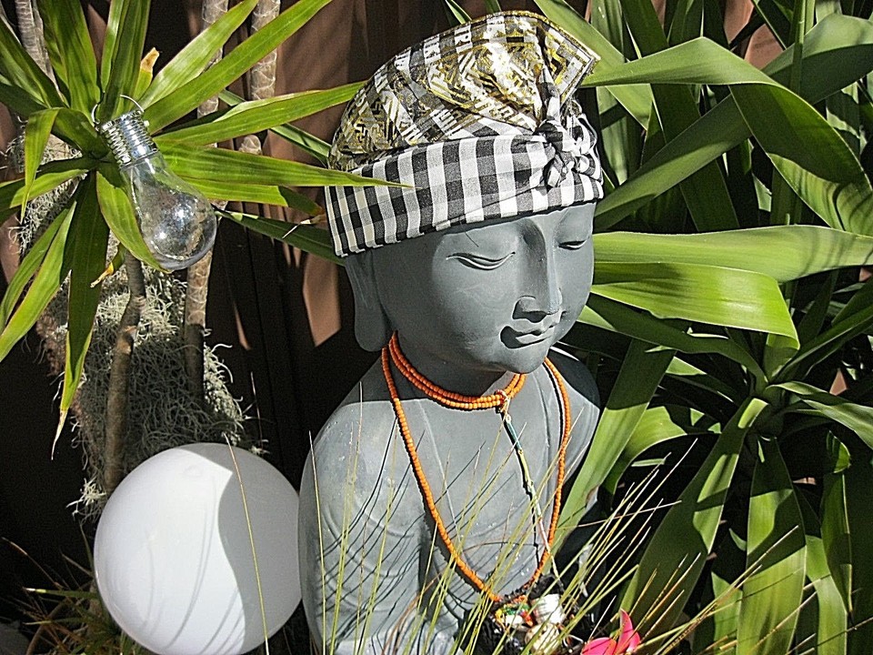 BALI TRADITIONAL CEREMONY "UDENG" HAT / CAP, HEAD CLOTH, GARDEN STATUE ...
