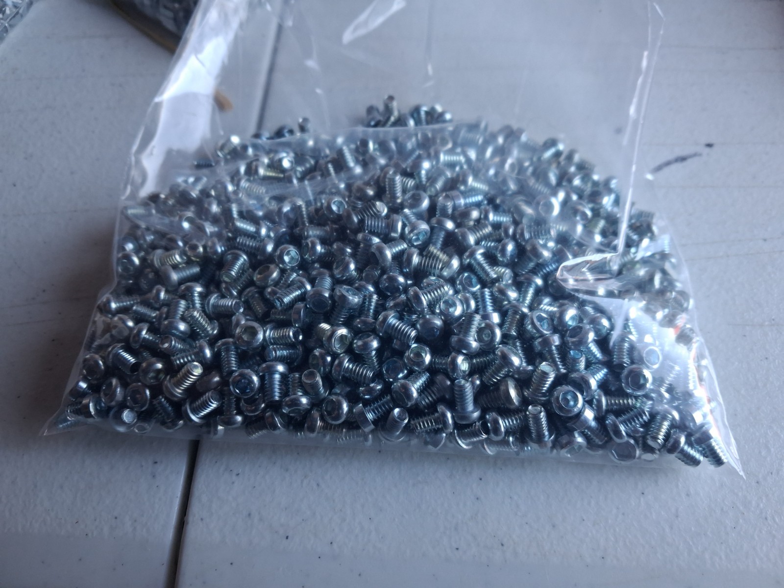 Meccano 100 Zinc Allen Head Bolts 37b Mostly Rounded Head Taken From ...