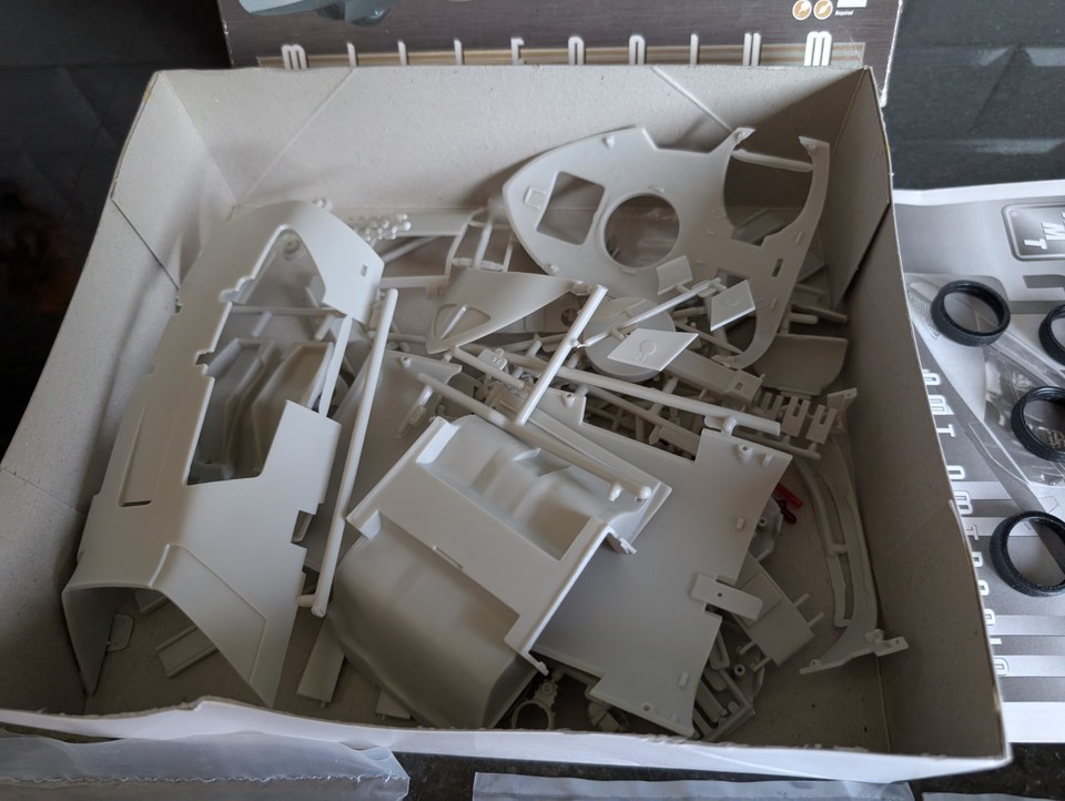 AMT Amtronic Millennium 2000 Special Edition 1:25 Scale Model Kit 30273 ...