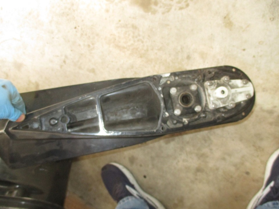 Johnson Evinrude 150-175hp 2 stroke outboard SEI lower unit housing 90 ...