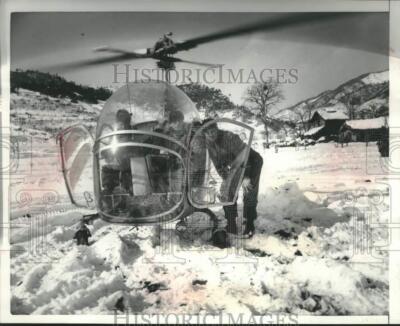 1951 Press Photo Major General Edward Almond drops into visit Colonel ...